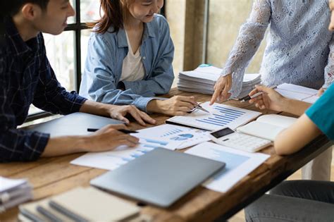 동료는 회의실에서 함께 일하면서 개념적으로 일하는 사람들의 브레인 스토밍 그룹 비즈니스 팀 마케팅 계획 조사 투자 차트 분석 및