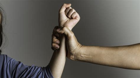 Пиян мъж преби съпругата и тъста си в Бургас