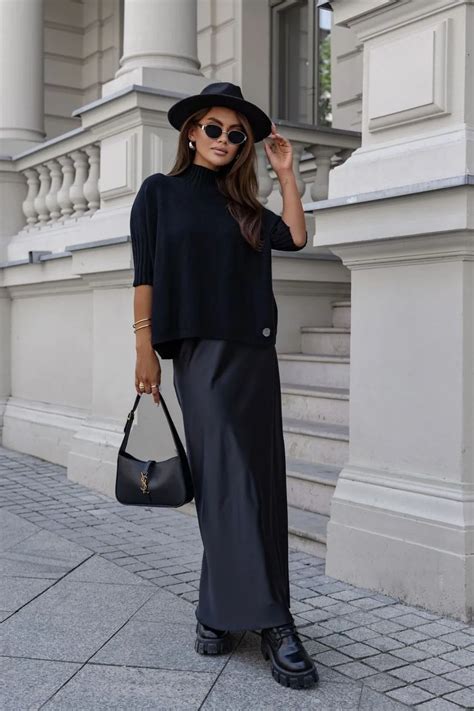 Black Pleated Maxi Skirt Outfit Arrange Contrast Fabric Sculpted Maxi