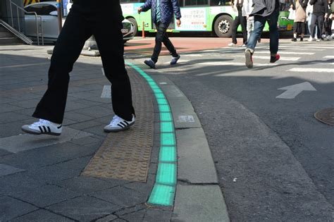 日本でも導入すべき 歩きスマホ対策の「床信号」｜pen Online