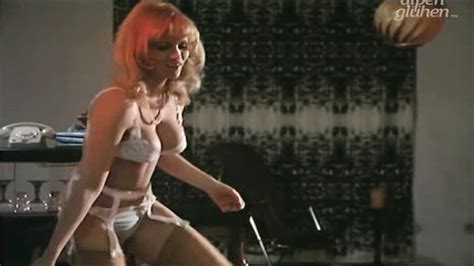 Joanna Jung Nue Dans Les Culbuteuses