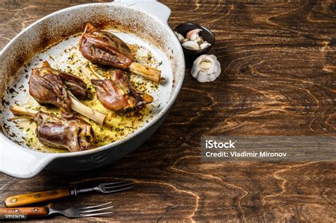 베이킹 접시에 수제 삶은 양 생크 나무 배경 맨 위 보기입니다 복사 공간 갈색에 대한 스톡 사진 및 기타 이미지 갈색 감자 요리 검은색 Istock