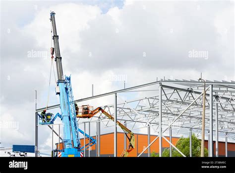 Large Volume Steel Frame Structure Assembly Using Telescopic Boom Crane