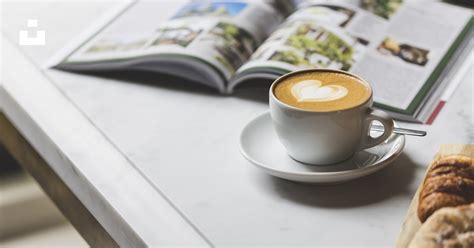 흰색 테이블에 접시가 있는 흰색 세라믹 커피 컵 사진 Unsplash의 무료 커피 이미지