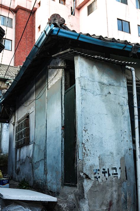 유토이미지 상세페이지 베이직샵 20880745 파란색으로 칠해진 낡은 집