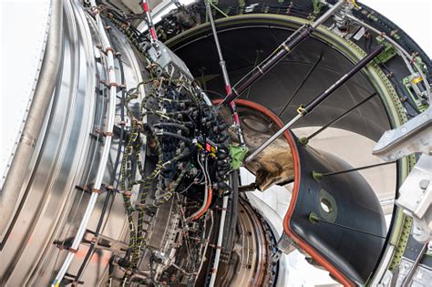 비행기가 공항에 주차 할 때 유지 보수 중에 가스 터빈 엔진이 닫힙니다 기계공과 기술자는 발전소의 유압 수리 및 점검 시스템을 수리합니다 0명에 대한 스톡 사진 및 기타