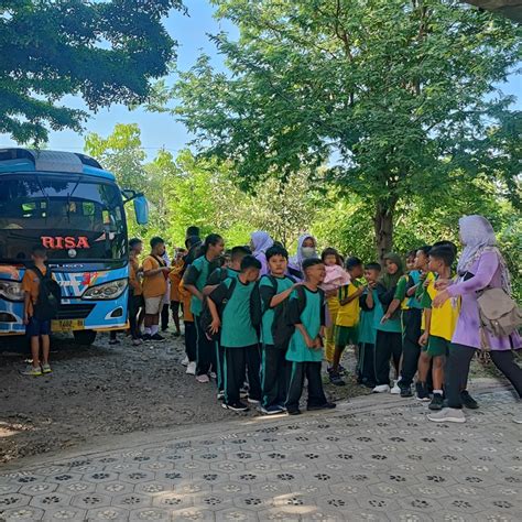 Foto Outing Class Kunjungan Sekolah • Makanan Rumahan Dalam Kemasan Foto Outing Class Kunjungan Sekolah • Makanan Rumahan Dalam Kemasan