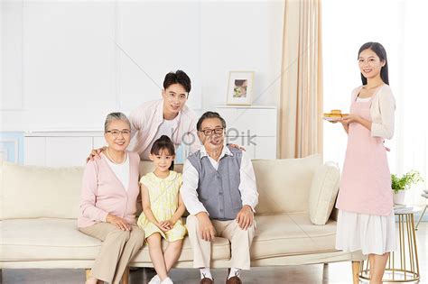 문 케이크를 들고 젊은 어머니 사진 무료 다운로드 Lovepik