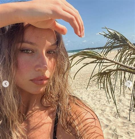 Оливия Матърс обича да се разхожда само по бельо снимки