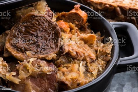 크리스마스를 위한 버섯과 자두를 곁들인 전통 폴란드식 소금에 절인 양배추 0명에 대한 스톡 사진 및 기타 이미지 0명 공휴일 그릇 Istock