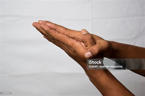 닫기 올라 아시아 사람 쇼 손 제스처 그것 의미 제발 격리 에 흰색 배경 개념에 대한 스톡 사진 및 기타 이미지 개념 남성 남자 Istock