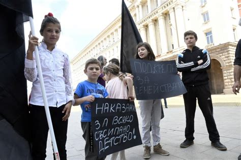 Майки на деца с увреждания отново излязоха на протест България