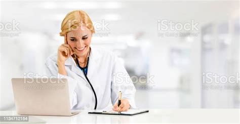 병원에서 랩톱 컴퓨터를 사용 하는 의사 의료 의료 및 의사 직원 서비스 건강관리와 의술에 대한 스톡 사진 및 기타 이미지 건강관리와 의술 광고 노트북 Istock