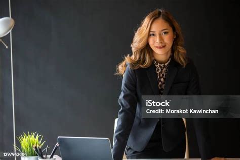 책상에 앉아 노트북 컴퓨터로 작업 하는 아름 다운 사업가의 Protrait 20 24세에 대한 스톡 사진 및 기타 이미지 20 24세 그래픽 타블렛 기업 비즈니스