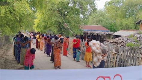 ယင်းမာပင်မြို့နယ်တွင် သပိတ်စစ်ကြောင်း ၂ ခု ပေါင်း၍ စစ်အာဏာရှင် ဆန့်ကျင်ရေး ချီတက်ဆန္ဒပြ Khit