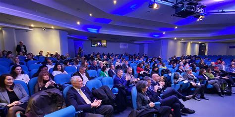 Hassanein Hiridjee Pdg Groupe Axian à Lescp Paris « Nous Avons Besoin En Afrique