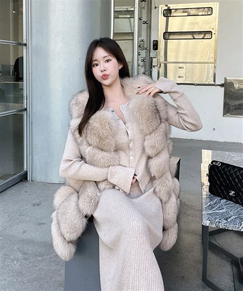 프리미엄 로얄 사가폭스 7단 폼폼이 퍼 베스트 1color 국내제작 에이블리