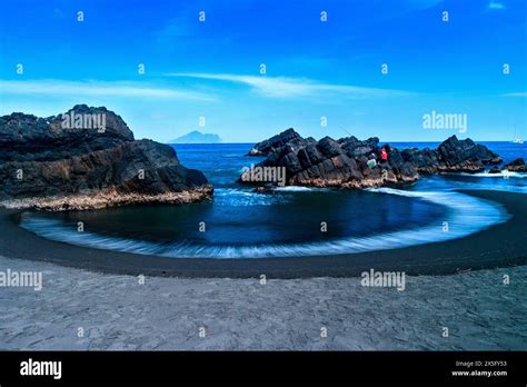 spectacular skirt pattern of tidal waves formed by retrogression of