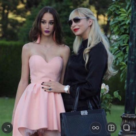 ასეთი ლამაზი და ახალგაზრდა სიდედრი ჰყავს მილიონერ თოშა ქებურიას