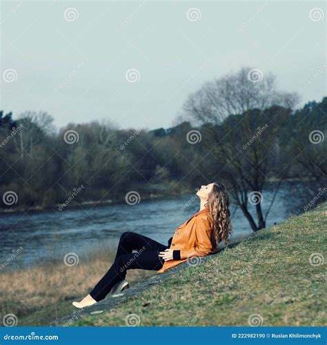 Sexy M Dchen Posiert Im Wald Stockfoto Bild Von Aufwerfung Gras