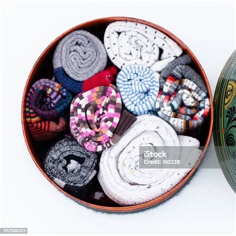 눈 속에서 미얀마의 앤티크 버마 칠기로 정리된 접힌 양말 0명에 대한 스톡 사진 및 기타 이미지 0명 고대의 골동품