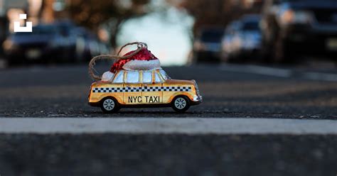 낮 동안 도로에 노란색과 빨간색 자동차 장난감 사진 Unsplash의 무료 누에바 저지 이미지