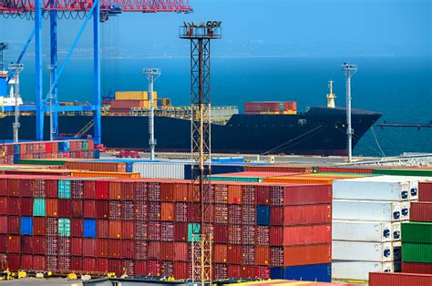 선박에 컨테이너를 적재 산업 항구 인프라 상업 부두 및 컨테이너 창고 바다 크레인 및화물선 해상화물 운송의 개념 0명에 대한 스톡 사진 및 기타 이미지 Istock