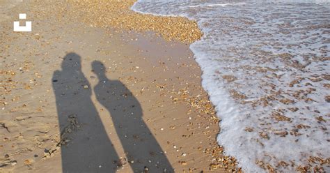 해변에 서 있는 두 사람의 그림자 사진 Unsplash의 무료 모래 이미지