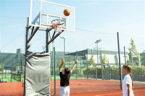 야외 도시 농구 코트에서 공을 가진 십대 소녀 거리 농구 선수 2명에 대한 스톡 사진 및 기타 이미지 2명 거리 건강한