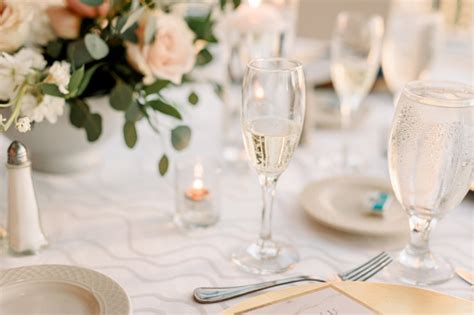 결혼식 리셉션 장식 배경에 꽃 중심이있는 아름다운 장식 된 테이블에 와인 잔 0명에 대한 스톡 사진 및 기타 이미지 0명 결혼식 결혼식 피로연 Istock