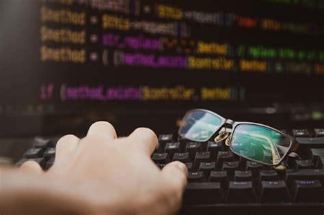 업무용 책상 커피 컵 접시에 마이크로프로세서가 있습니다 프로그래밍 텍스트 Cmd 키보드 및 수면 안경 프로그래밍 개념 및 컴퓨터