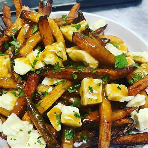 𝗠𝗼𝗹𝗹𝘆 𝗠𝗼𝗼𝗰𝗵𝗲𝗿𝘀 🇨🇦 Poutine 🍁 Cheesecurds Gravy