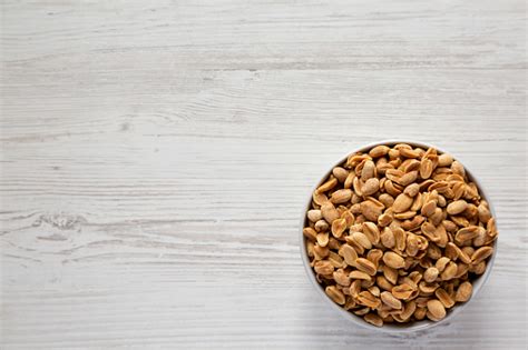 회색 그릇에 구운 소금에 절인 껍질을 벗긴 땅콩 상위 뷰 위에서 머리 위로 평평하게 놓습니다 공간을 복사합니다 0명에 대한 스톡 사진 및 기타 이미지 Istock