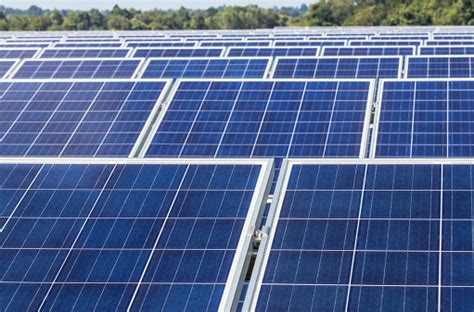 다 결정 실리콘 태양 전지 태양광 발전소 대체 신 재생 에너지는 태양에서의 행 배열을 닫습니다 0명에 대한 스톡 사진 및 기타