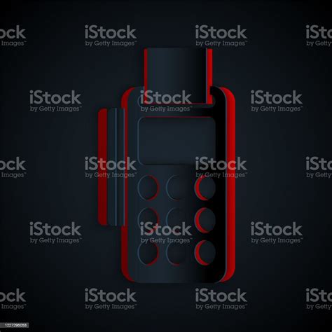 종이 컷 Pos 터미널 삽입 된 신용 카드와 인쇄 된 Reciept 아이콘 검은 배경에 격리 Nfc 지불 개념입니다 종이 아트 스타일입니다 벡터 일러스트레이션 3차원 형태에