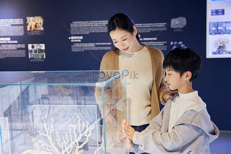 Mother Introduces Coral Forest To Son Picture And Hd Photos Free
