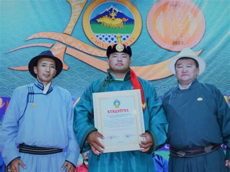 Улсын арслан М Бадарчийг Баянхонгор аймгийн удирдлагууд 500 толгой хониор шагнажээ Isee Mn