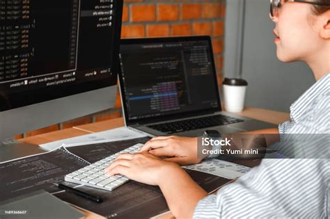 컴퓨터 코드를 읽는 프로그래머 개발 웹 사이트 디자인 및 코딩 기술 웹 디자이너에 대한 스톡 사진 및 기타 이미지 웹