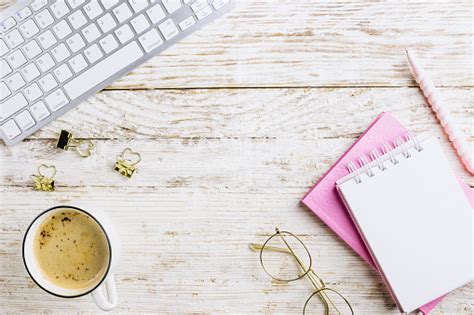 홈 오피스 데스크 계획 쓰기 또는 스케치 개념 빈 페이지 커피 한 잔과 흰색 소박한 나무 배경에 분홍색 장식으로 덮여 도넛 오픈 노트북 맨 위 보기 플랫 레이 0명에 대한