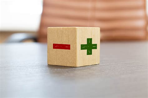 나무 큐브 블록을 뒤집어 서 파란색 배경에 기호를 더하기 위해 마이너스 기호를 변경합니다 감소에 대한 스톡 사진 및 기타 이미지 감소 개념 계산기 Istock