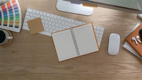 개방형 노트북 복사 공간 및 현대적인 소박한 책상에 사무용품이 있는 디자이너 작업 공간의 최고 보기 0명에 대한 스톡 사진 및 기타 이미지 Istock