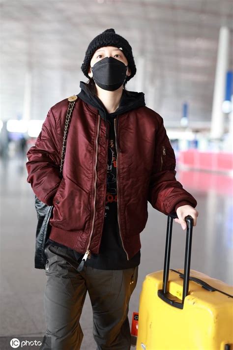 李斯丹妮北京机场出发 身着酒红色棒球服酷帅时尚 搜狐大视野 搜狐新闻