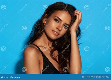 Ragazza Abbronzata Sexy In Costume Da Bagno Nero Fotografia Stock Immagine Di Biancheria