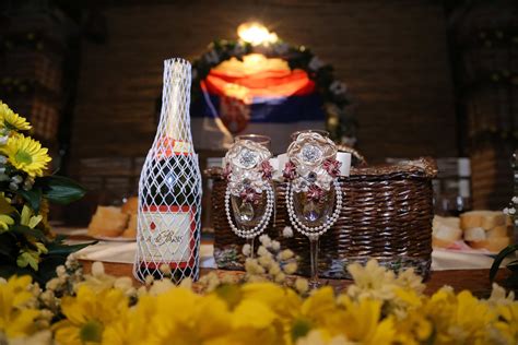 무료 사진 행사 장식 꽃 유리 실내 장식 레드 와인 녹 고리 버들 세공 바구니 인테리어 디자인 와인