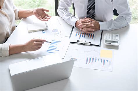 파트너 재무 및 회계 개념과의 비즈니스 만들기 대화의 투자 프로젝트 작업 및 전략 기획 회의에 대한 경영진 비즈니스 팀 프리젠 테이션 컨퍼런스 계약서에 대한 스톡 사진 및