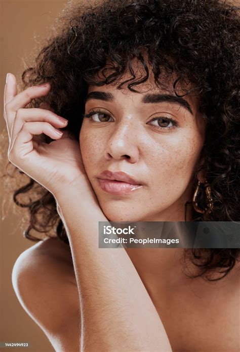 스킨케어 헤어 케어 그리고 갈색 스튜디오 배경에 대한 아름다움 메이크업 및 화장품을 가진 여성의 얼굴 웰빙 고급 스러움 및