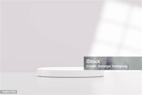 가벼운 받침대가 있는 흰색 연단 단계 제품 디스플레이 배경 3d 그림 빈 디스플레이 쇼룸 프레젠테이션 제품 배치를 위한 상에 대한 스톡 사진 및 기타 이미지 Istock