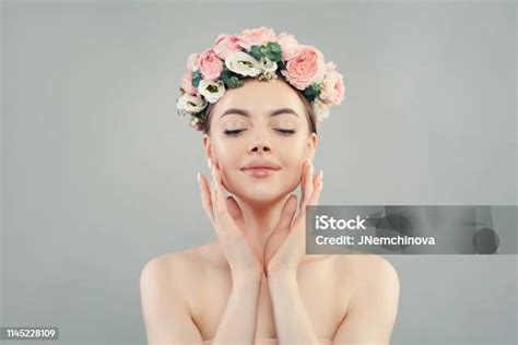 맑은 건강 한 피부와 꽃 왕관 초상화와 편안한 여자 자연의 아름다움 건강관리와 의술에 대한 스톡 사진 및 기타 이미지 건강