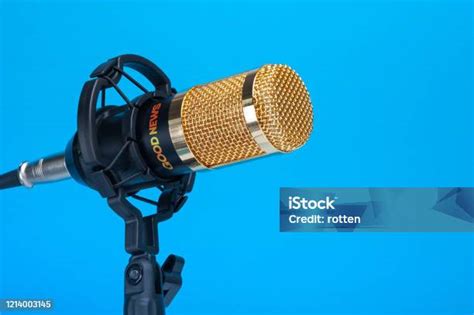 비문 장소가있는 파란색 배경에 팟 캐스트 노래 및 라디오 프로그램을 녹음하기위한 스튜디오 마이크 카피 스페이스 검은색에 대한 스톡 사진 및 기타 이미지 Istock