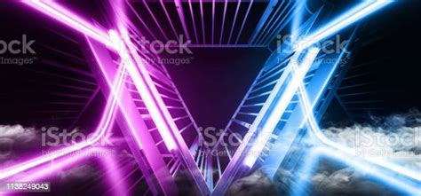 연기 하이테크 삼각형 추상 금속 단계 건설 구조 공상 과학 Fi 외계인 우주선 빛나는 활기찬 자외선 보라색 레이저 가상 현실 반사 어두운 빈 방 3d 렌더링 0명에 대한
